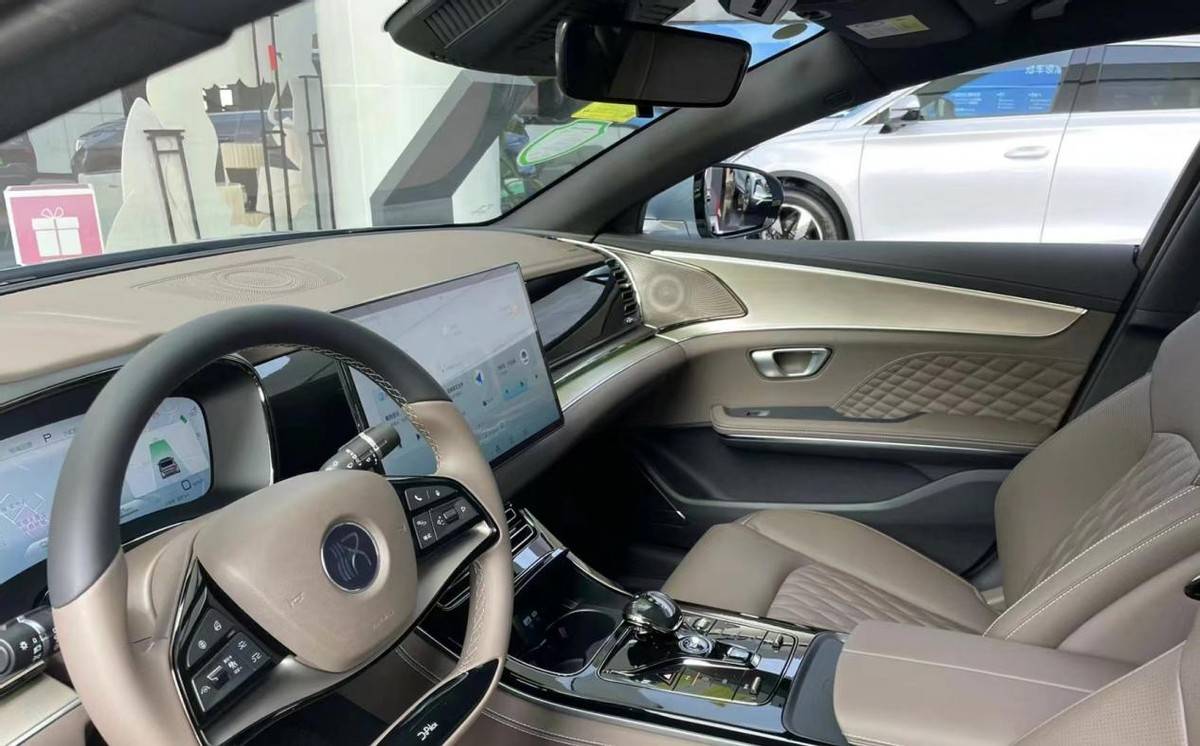 银河E8正式上市！全系标配SEA架构、8295芯片，网友：汉EV这还怎么卖？_搜狐汽车_搜狐网