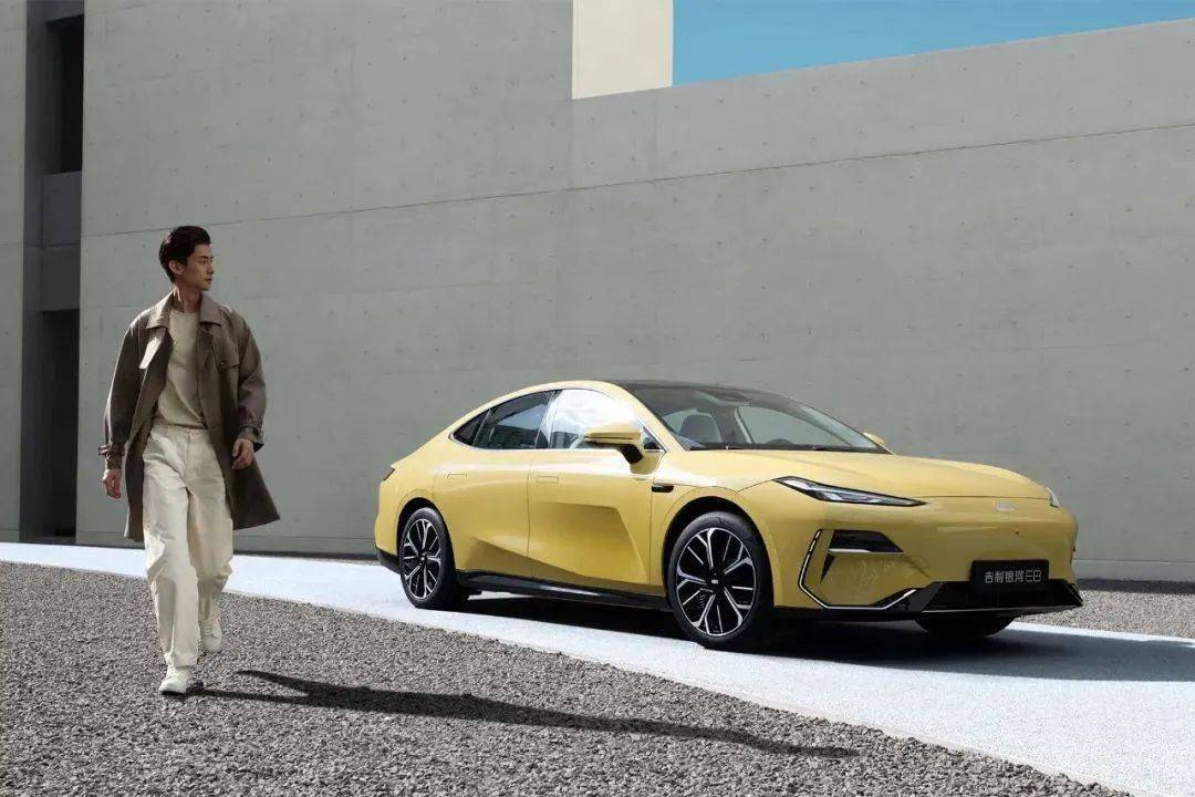 快评银河E8：价格下探到16万级，400V也不藏着，吉利很实诚_搜狐汽车_搜狐网