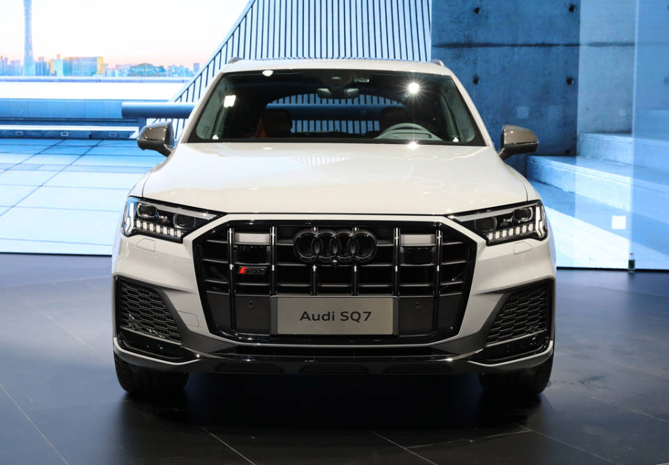 奥迪SQ7暗夜骑士版上市 V8动力/4.1秒破百 售价116.98万元_搜狐汽车_搜狐网