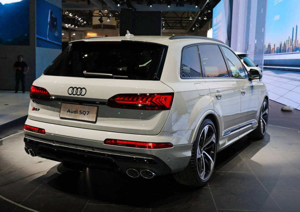 奥迪SQ7暗夜骑士版上市 V8动力/4.1秒破百 售价116.98万元_搜狐汽车_搜狐网