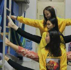 艺校小姐姐走红网络，宿舍劈叉各显神通 -6parkbbs.com