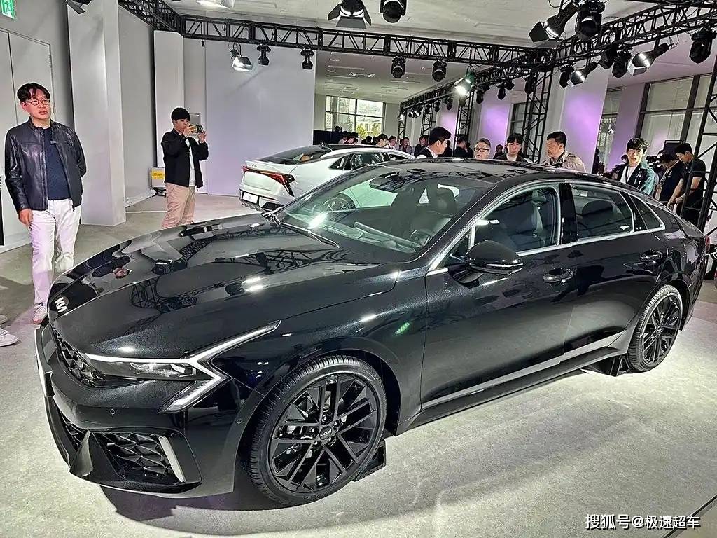 全新一代起亚K5来啦，CVVD发动机技术+64色氛围灯，GT版更有魅力_搜狐汽车_搜狐网