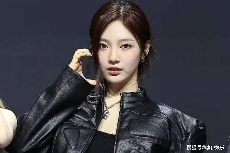 宁艺卓记者会惊艳亮相，皮衣美腿尽显时尚魅力，比心甜酷吸睛！_造型_会上_黑色