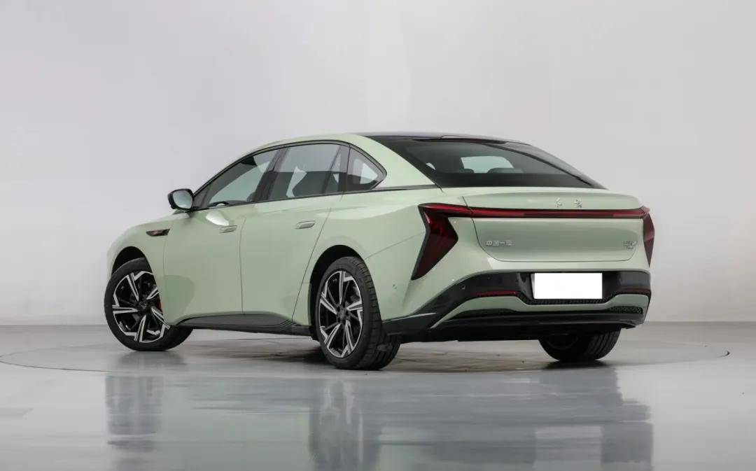 3.5秒破百、续航820公里 纯电中大型轿车红旗EH7_搜狐汽车_搜狐网