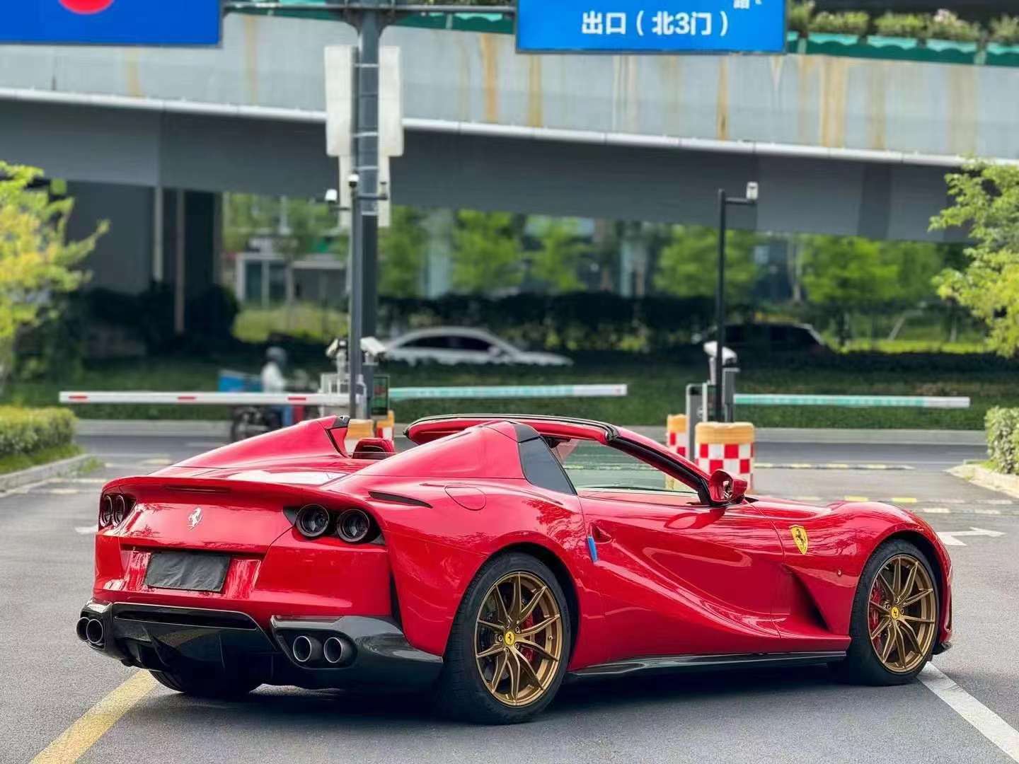法拉利旗舰跑车812 GTS，搭载V12引擎的极速传奇_搜狐汽车_搜狐网