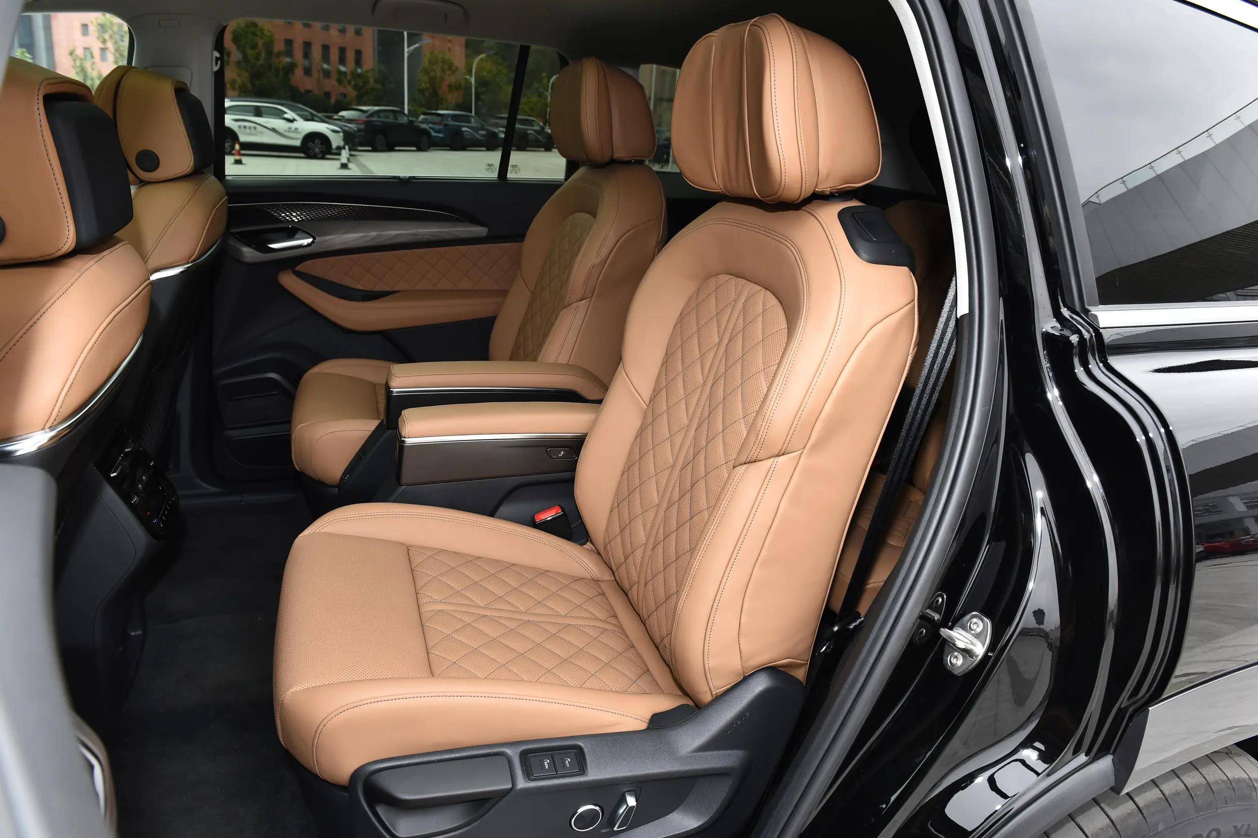 家用豪华SUV，奥迪Q6、奥迪Q7谁更值得买？_搜狐汽车_搜狐网