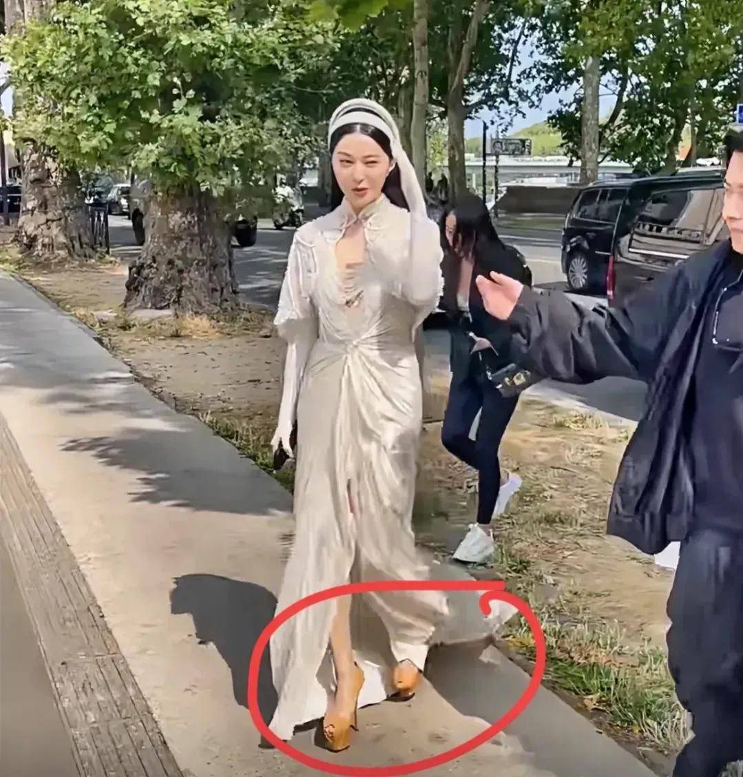 范冰冰在国外街头被拍，素颜没化妆仍美艳动人，穿红皮衣阔腿裤自信有气场！_时尚_风范_白色