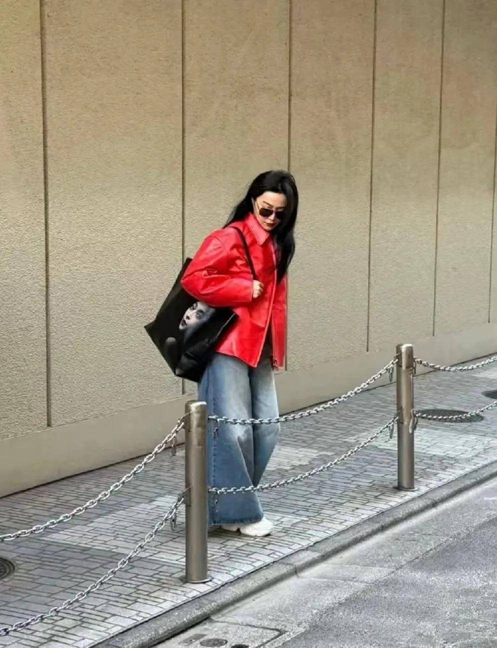 范冰冰在国外街头被拍，素颜没化妆仍美艳动人，穿红皮衣阔腿裤自信有气场！_时尚_风范_白色