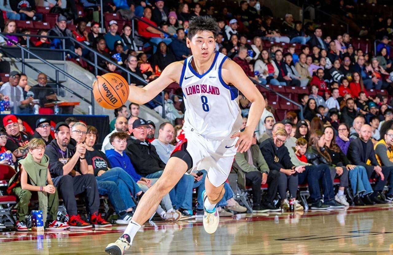 突发！崔永熙意外受伤：争抢篮板摔倒，捂着膝盖痛苦退出比赛_1_CBA_NBA