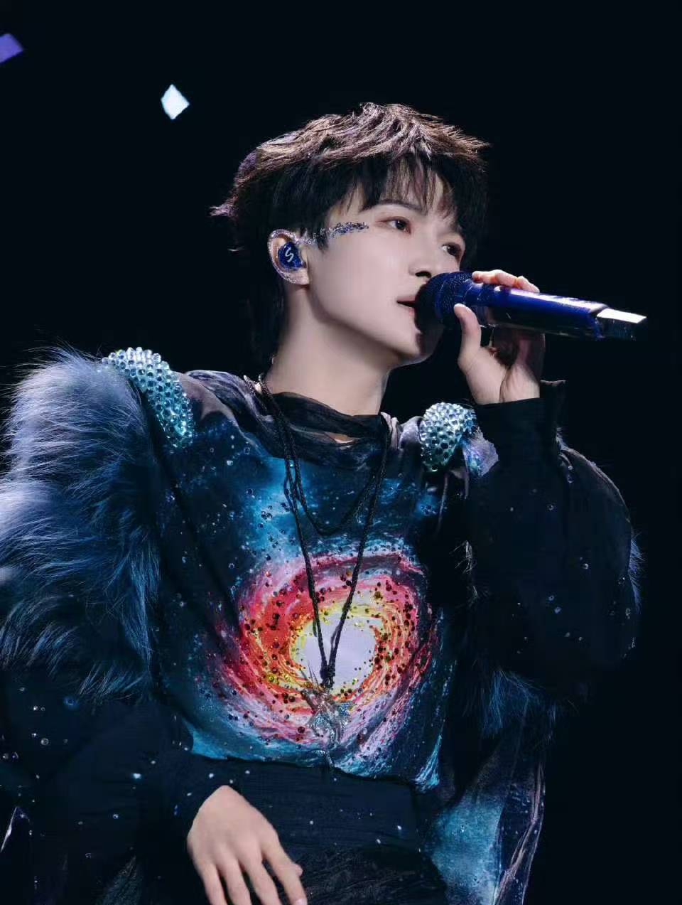 周深“9.29Hz”世界巡回演唱会：开启音乐新征程_舞台_国际都市_文化