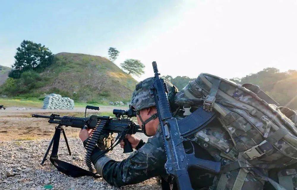 海外谈中国：QJB-201轻机枪采用双路供弹 大幅提升步兵班作战能力_通用机枪_的设计_火力