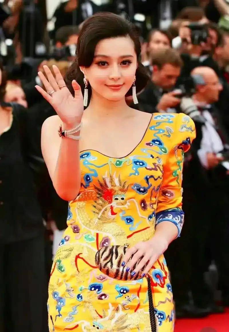 43岁范冰冰近照曝光，与男友人漫步巴黎街头，合影时靠在男方肩膀_柯文_友情_时尚