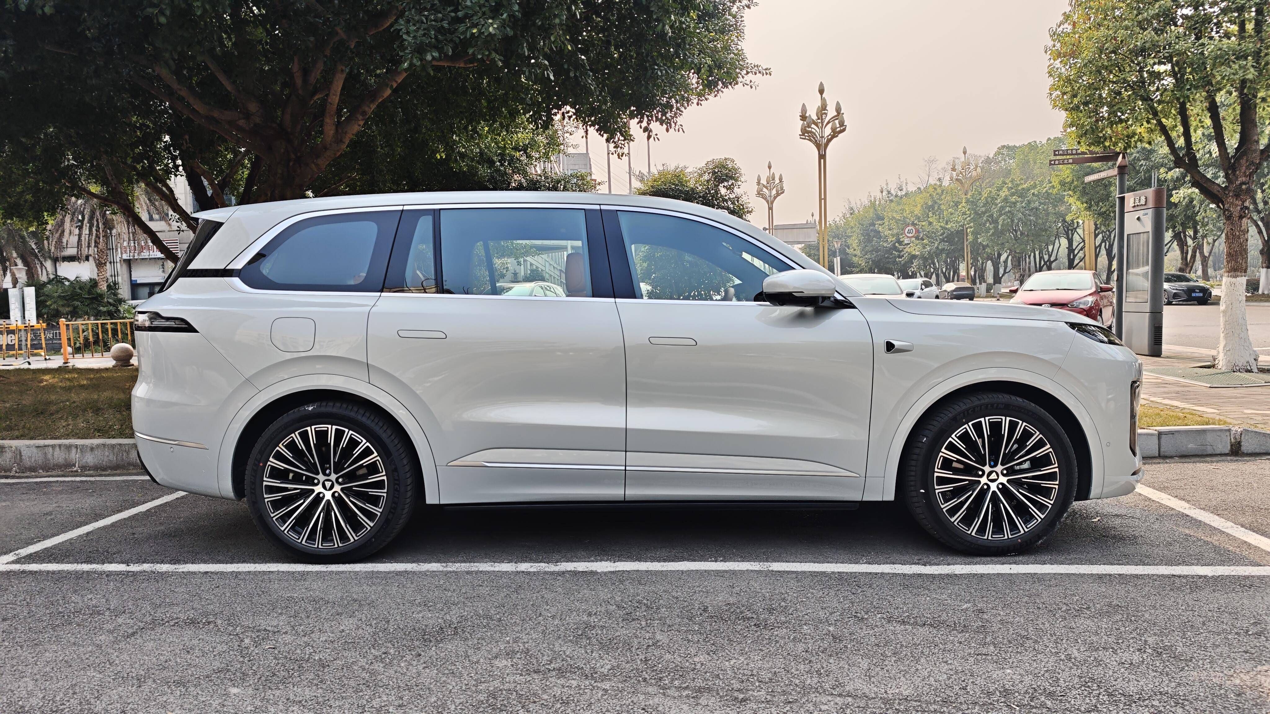 深蓝S09实车到店，长超5米2+华为智驾，配492马力+空悬魔毯CDC_搜狐汽车_搜狐网