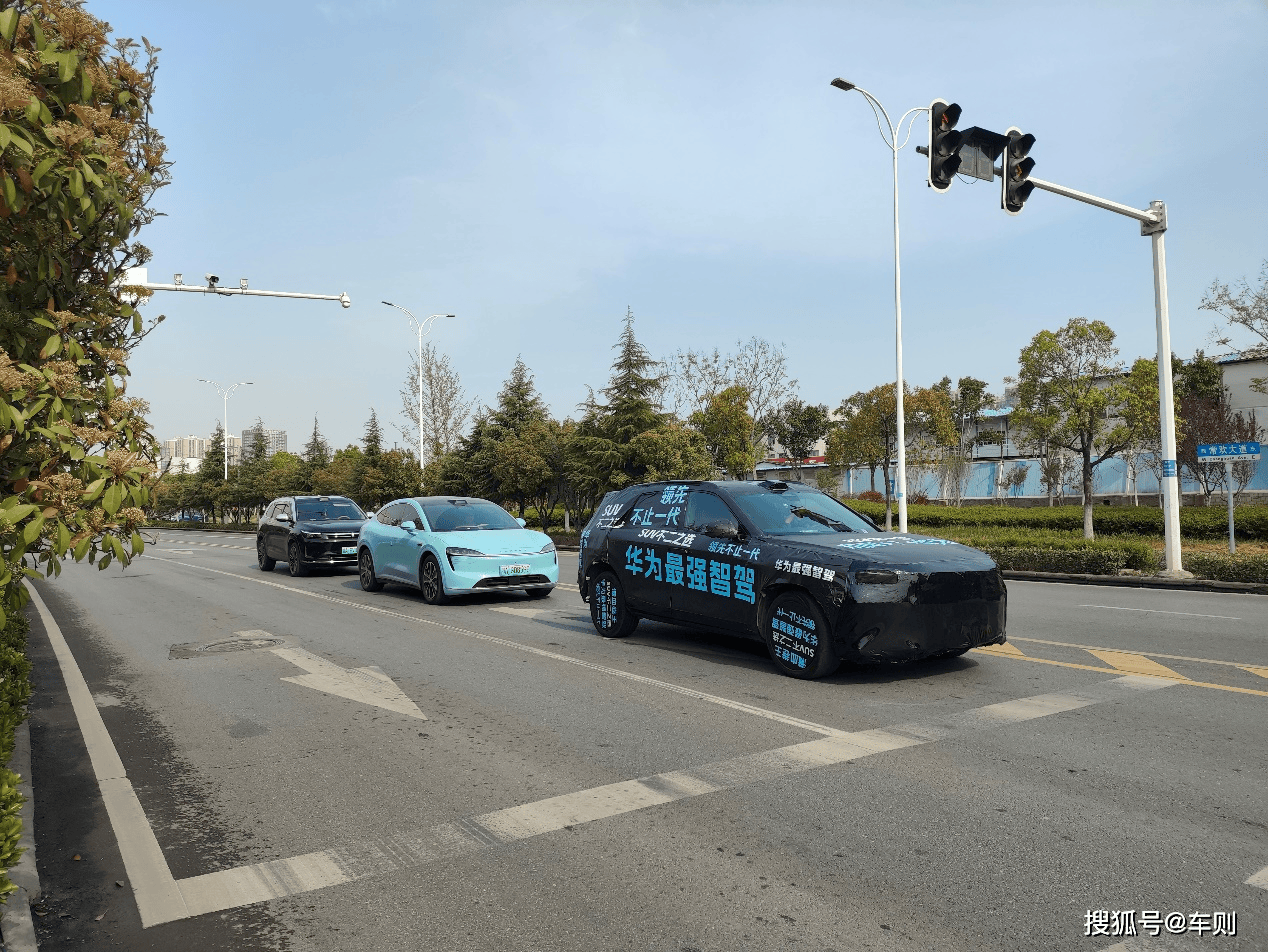 华为最强智驾ADS4.0首款SUV路测!央企合作？有明显东风+华为车衣字样_搜狐汽车_搜狐网