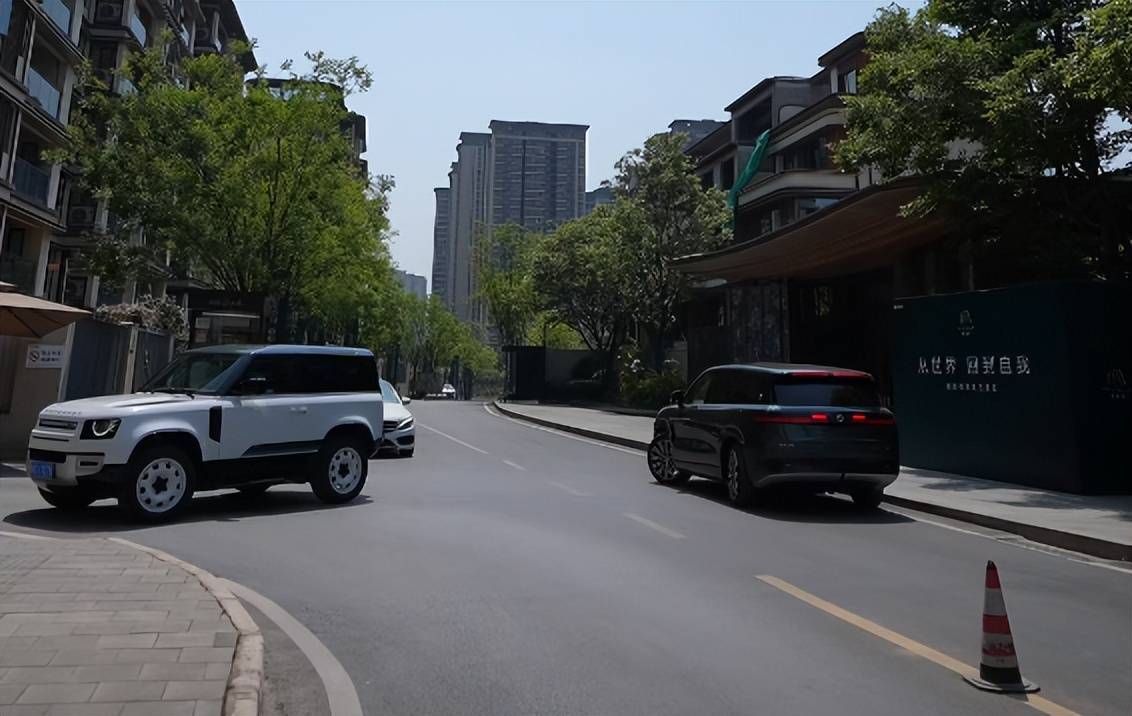 腾势N9实测4.65米转弯半径：中大型SUV窄路掉头难题破解？_搜狐汽车_搜狐网