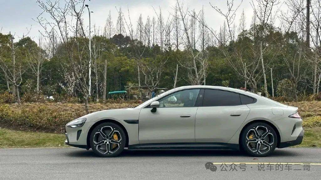 24万提了雷军的小米SU7，再开亲戚的奔驰E300，车主终于说出心里话：实测差距明显！压根不是一个档次！_搜狐汽车_搜狐网