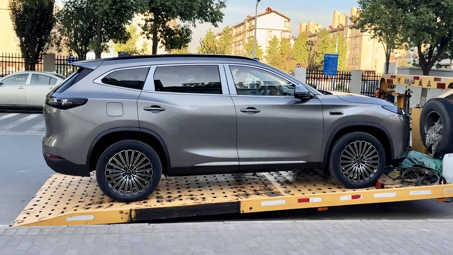 星纪元E05实车现身，长近4米8+三联屏，配1.5T增程+地平线HSD_搜狐汽车_搜狐网