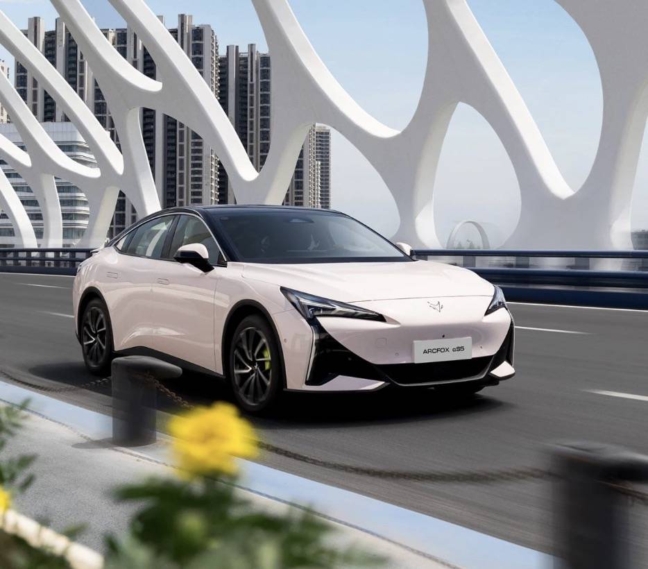 极狐阿尔法S5：14万级首搭800V+5C，北汽蓝谷15分钟补能525km告别充电焦虑_搜狐汽车_搜狐网