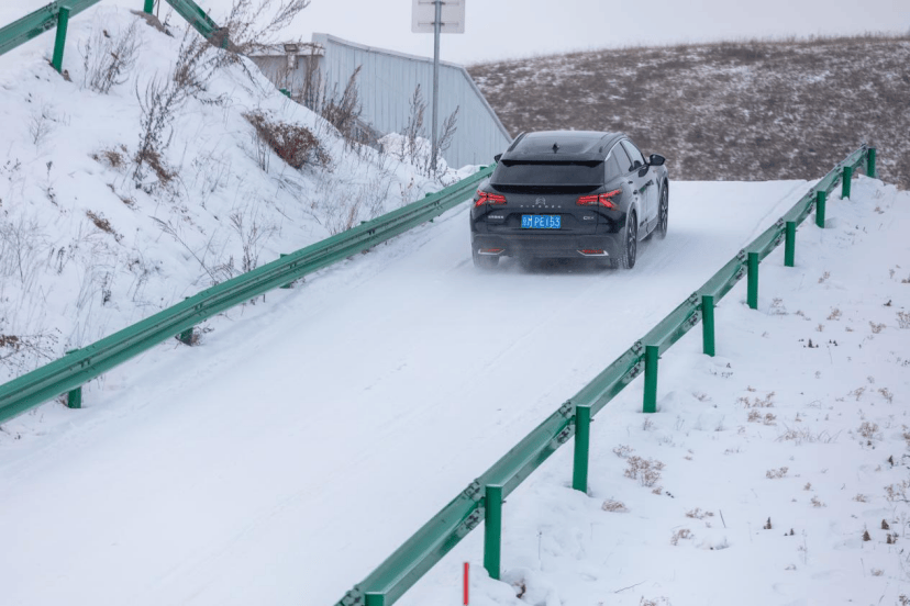 零下30℃的极限挑战：凡尔赛C5 X和508L征服2025极寒驾控安全验证_搜狐汽车_搜狐网