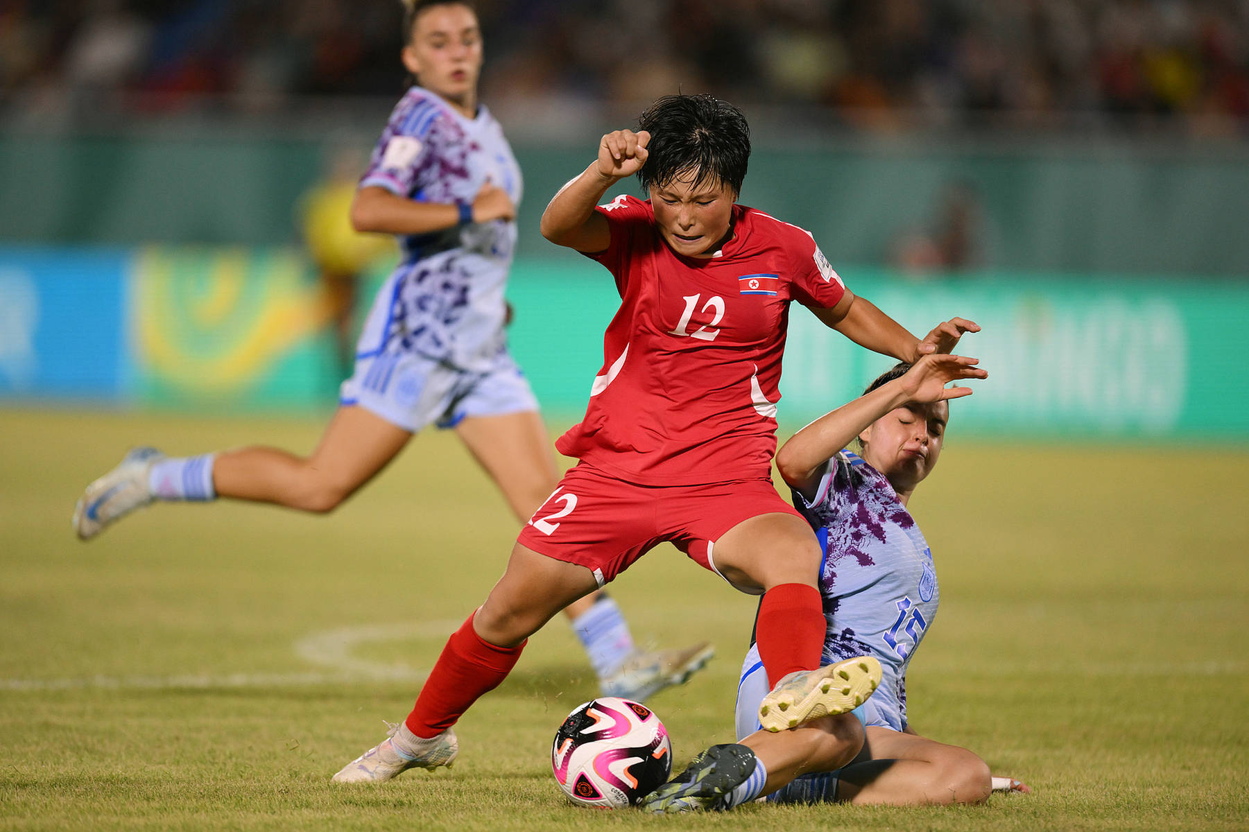 朝鲜女足U17夺世界杯冠军 赛后举国旗绕场庆祝(图)
