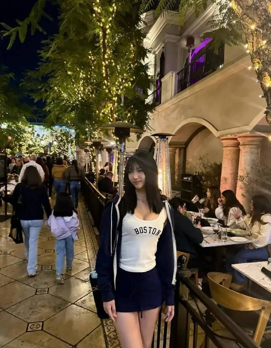 小S大女儿Elly晒日常照 穿修身白T搭短裙美丽热辣