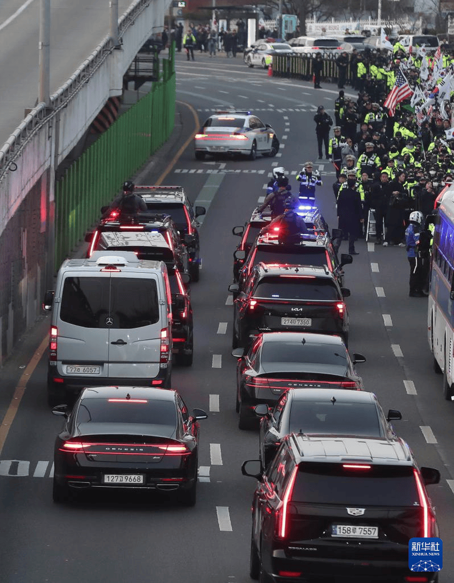 尹锡悦获释离开拘留所回到总统官邸