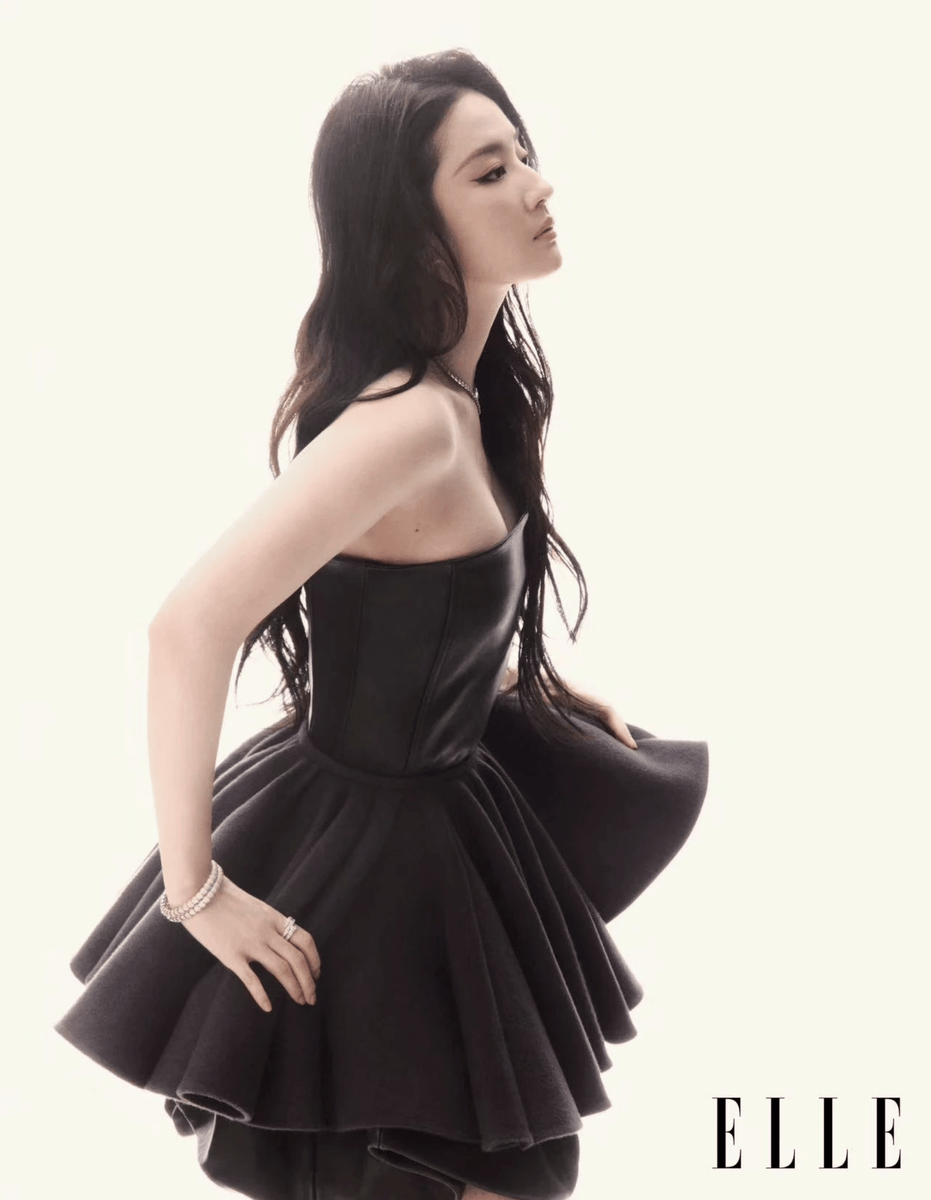 刘亦菲ELLE3月开季刊封面，黑纱缱绻亦藏铠甲，玫瑰盛放不减锋芒