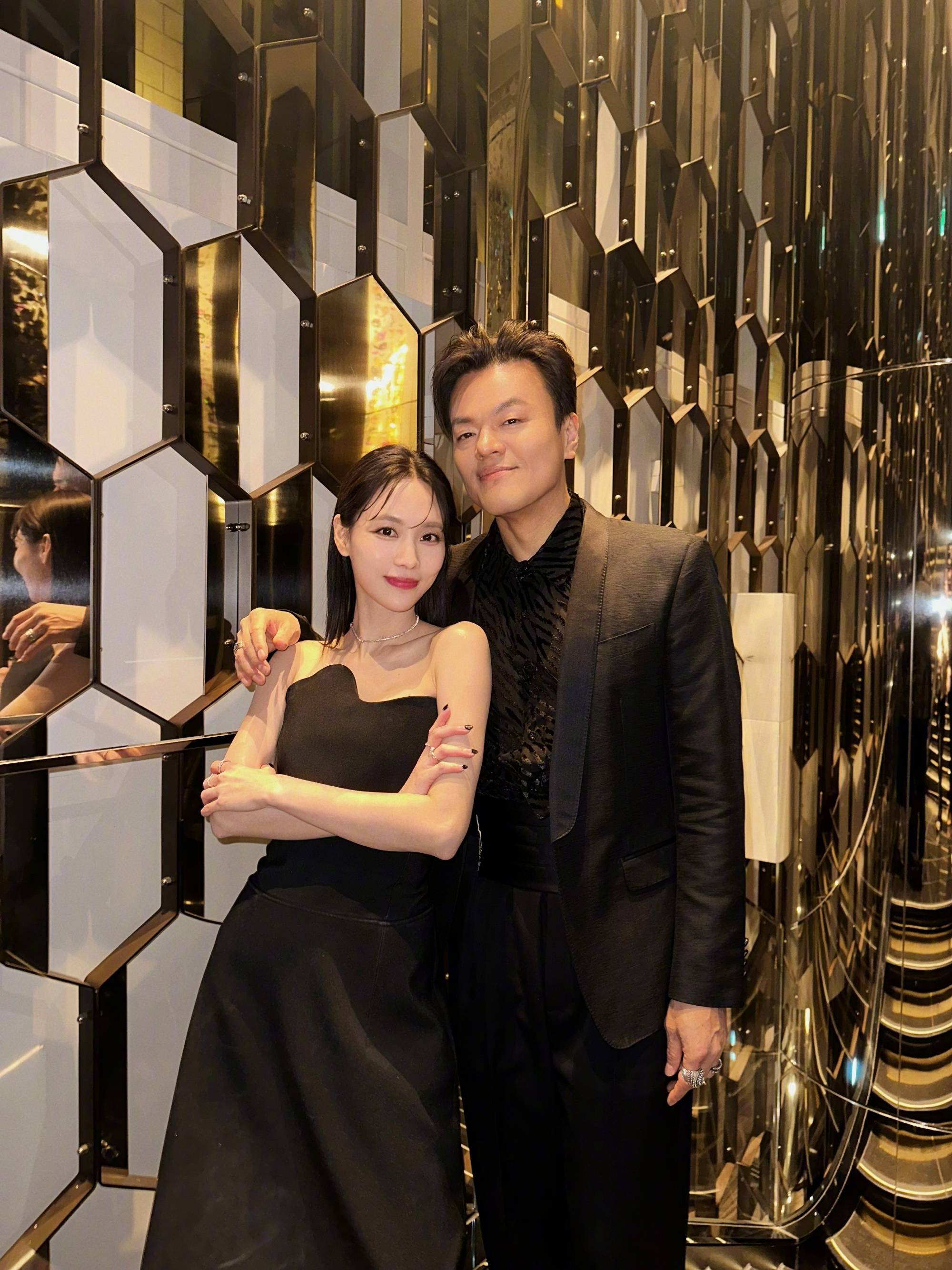 梦回女团miss A！王霏霏晒与JYP合照令人动容-搜狐大视野-搜狐新闻