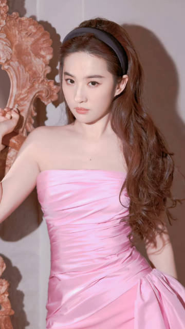 刘亦菲迷一身粉色抹胸长裙，梦回清纯少女时代 搜狐大视野 搜狐新闻