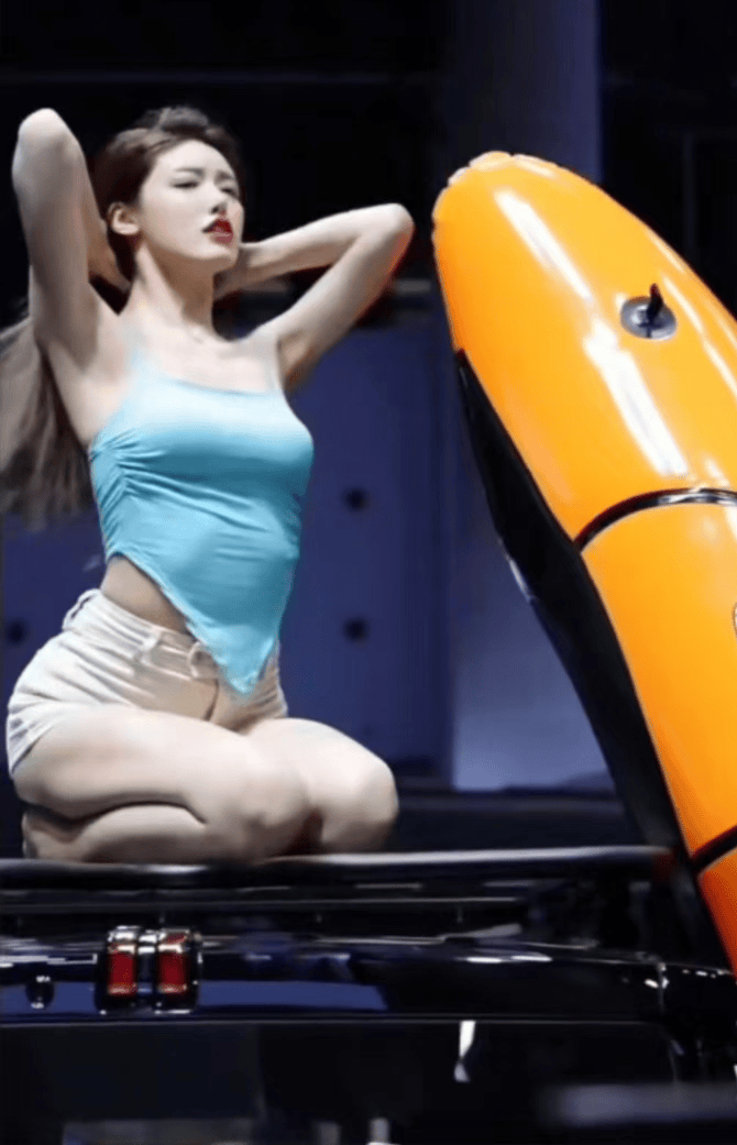 车模网红 “小乌苏 Tina”行为举止有多开放 -6parkbbs.com