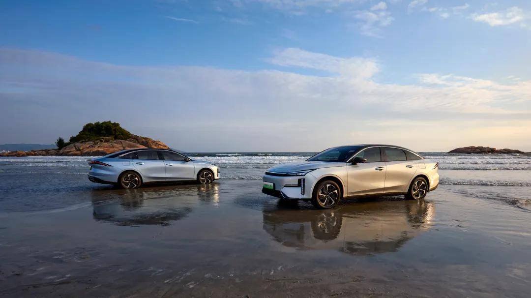 吉利银河L6 EMi预售火爆，2L级油耗引领A级电混家轿新风尚！_搜狐汽车_搜狐网