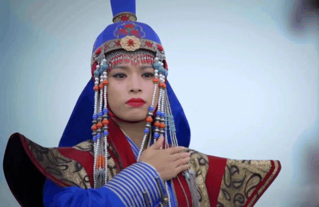 不贰过：蒙古女王满都海，32岁嫁给7岁的男孩_巴图_孟克_黄金