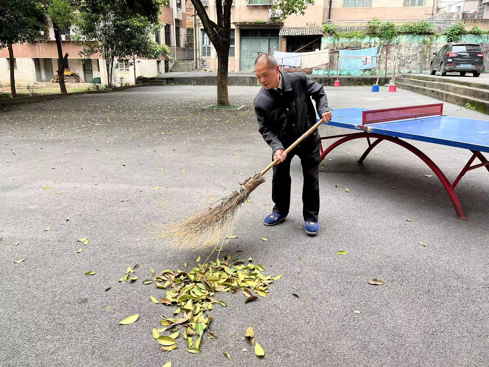 东安：党心不褪色 善举献余热_李玉国_小区_工作