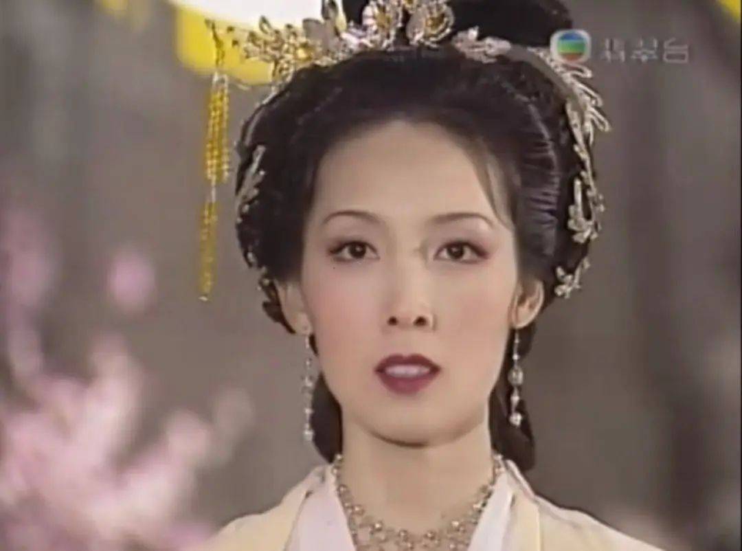 TVB前当家花旦退圈多年，如今街头被偶遇，51岁却被赞“最强美魔女”_吴美珩_生活_公众