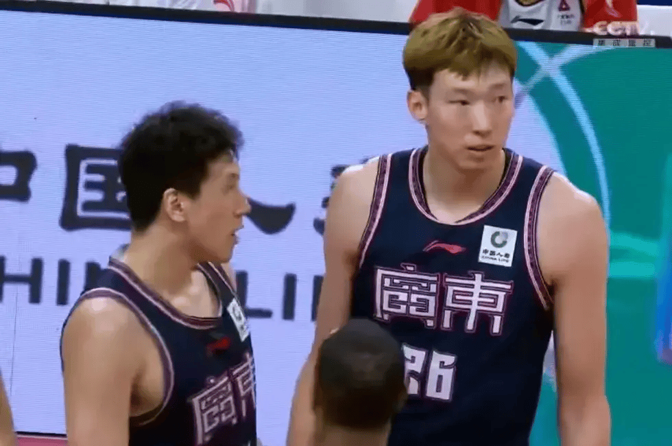 CBA半决赛一夜悬念重起，广东放虎归山，G5大战裁判左右比赛走势_杨鸣_执法_1