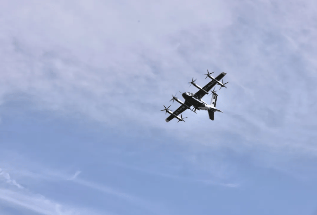 吉利科技旗下沃飞长空首款“飞行汽车”AE200 完成首次公开飞行，有望 2026 年商用_搜狐汽车_搜狐网