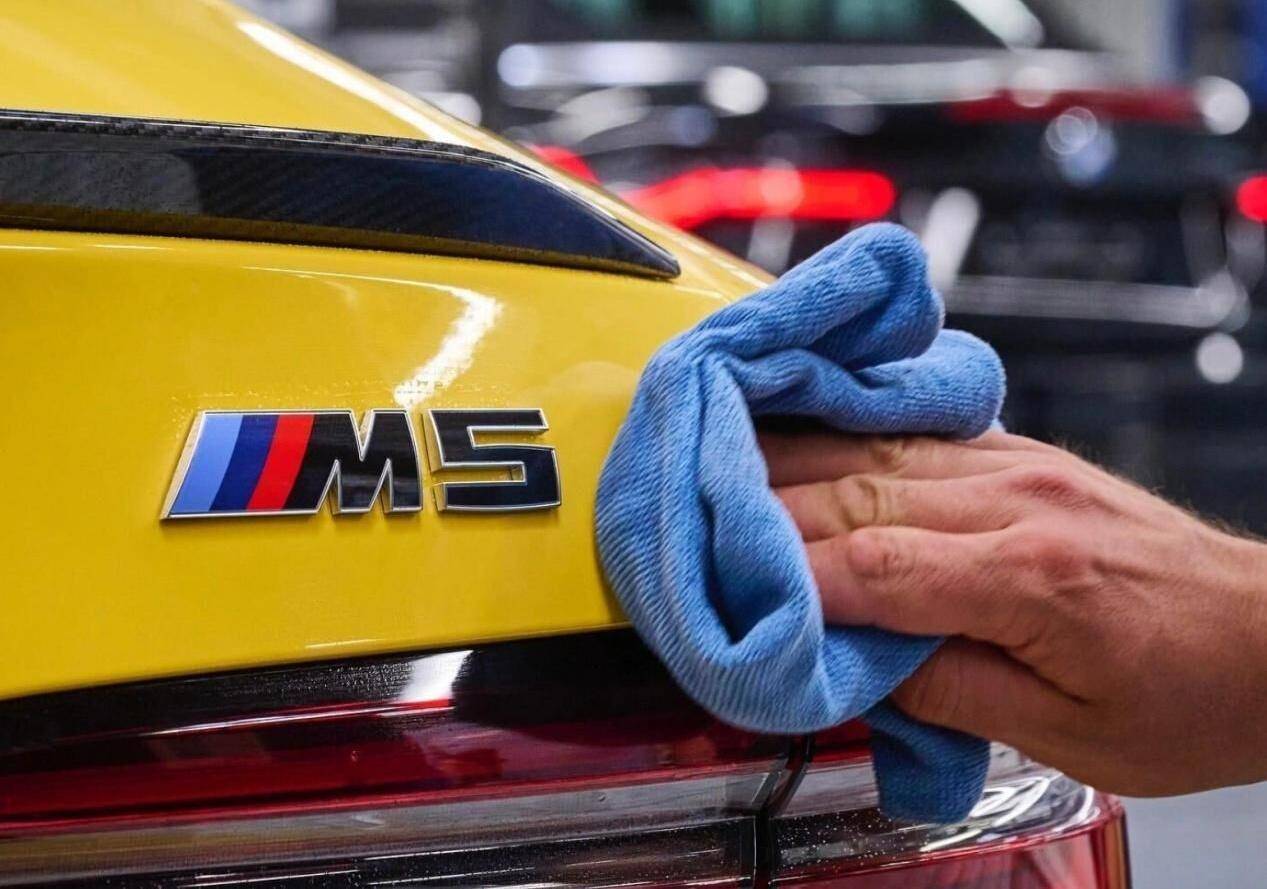 这才是宝马5系“完整体”！全新宝马M5下线，搭4.4T V8插混系统_搜狐汽车_搜狐网