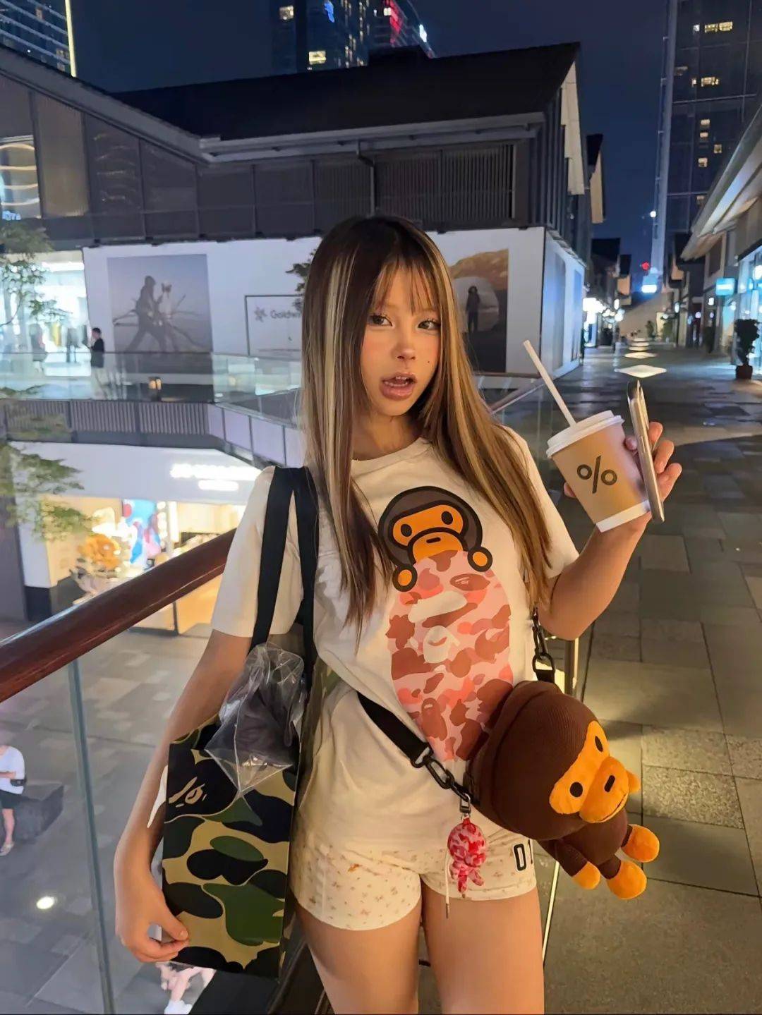 馋她还是鞋｜美式亚裔少女身穿Bape是想迷死谁？快来给炎炎夏日加点辣！_水饺_小悦_评论