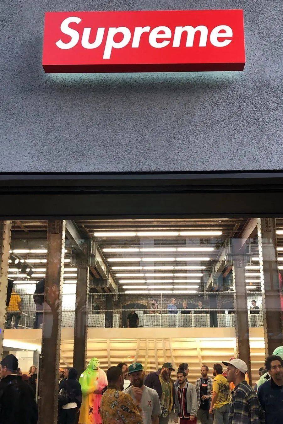 Oakley 母公司以 15 亿美元收购 Supreme｜HB Daily_Face_New_Leon