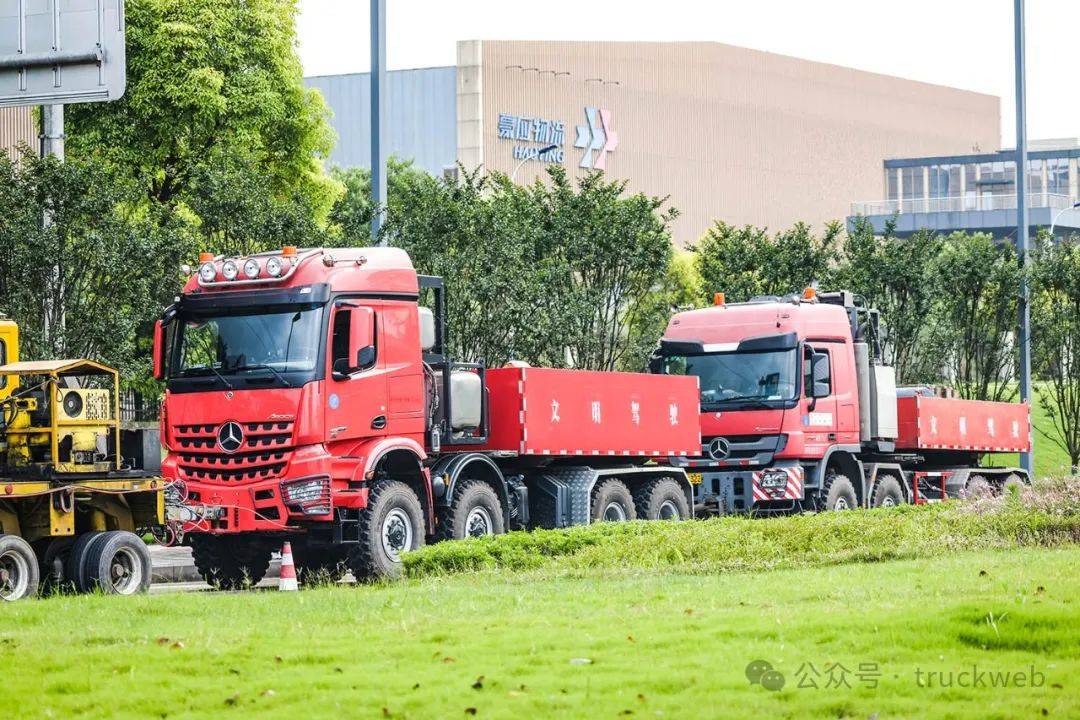 重庆最重电气设备运输 跟车体验梅赛德斯-奔驰Arocs 4863 SLT 8x8大件牵引车_搜狐汽车_搜狐网