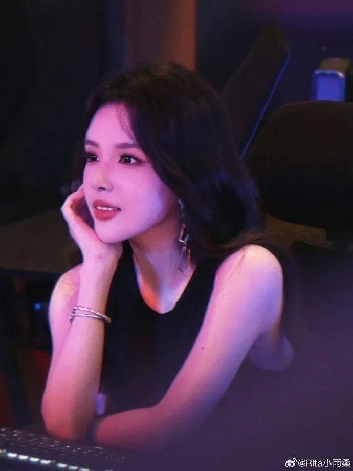 【LPL美女】氛围感拉满！LPL美女解说Rita晒照配文：今天是姐姐～