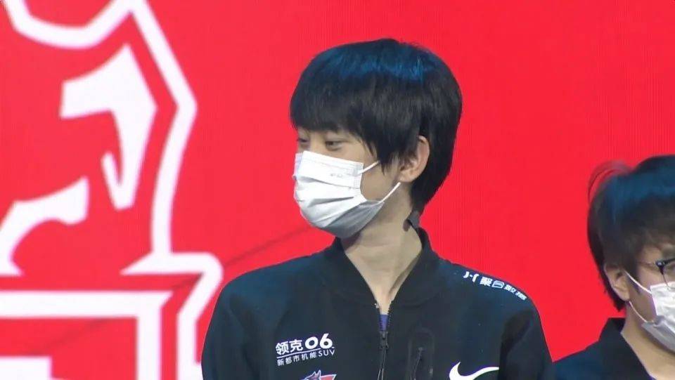 LPL开启复出计划！韩网爆料Doinb，Shy哥一起复出，Uzi难度大_选手_The_赛场