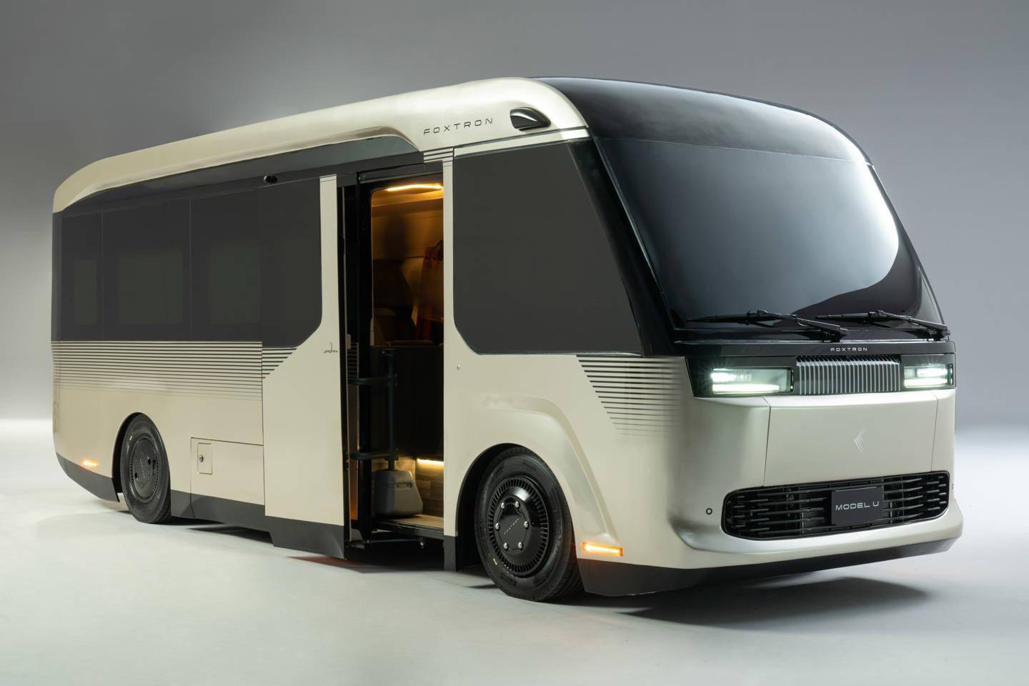 富士康全新中型电动巴士 Model U 亮相，最长续航 275 公里_搜狐汽车_搜狐网