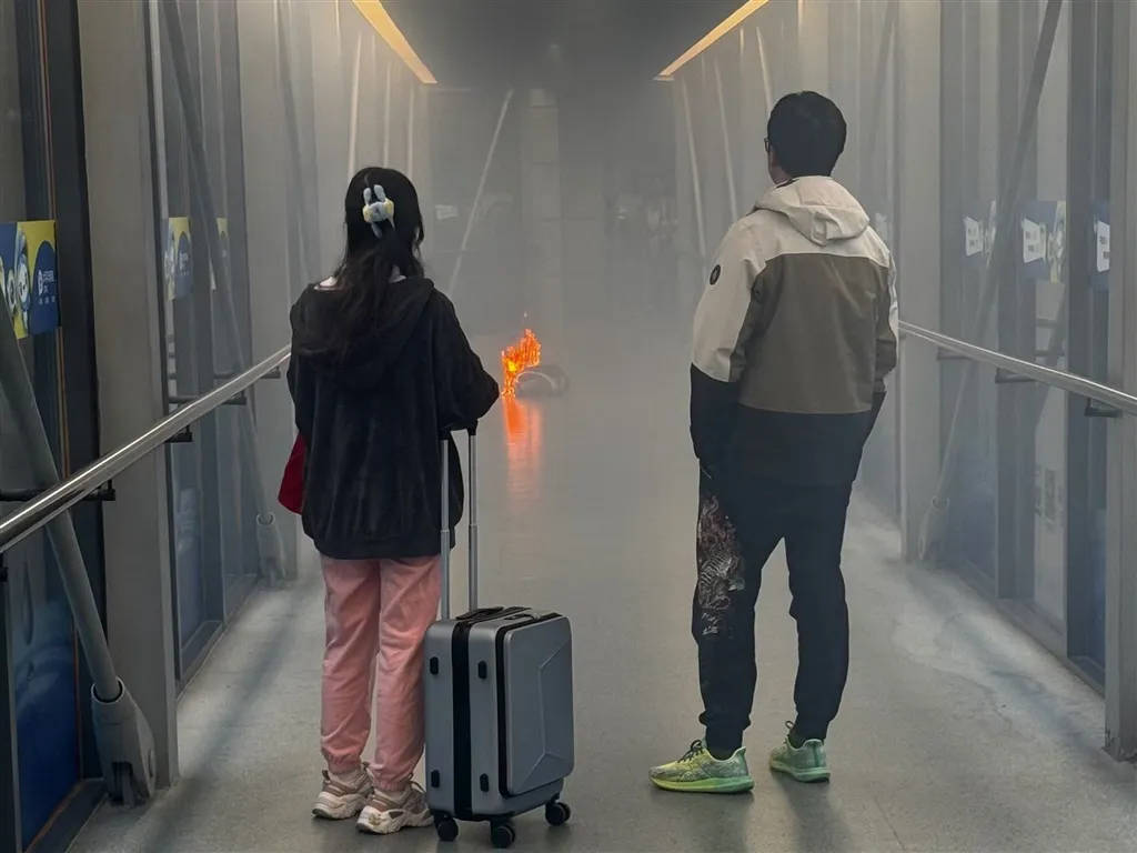 上海虹桥机场廊桥起火后续：乘客称充电宝曾在飞行时被使用！官方回应_于小姐_下飞机_航班