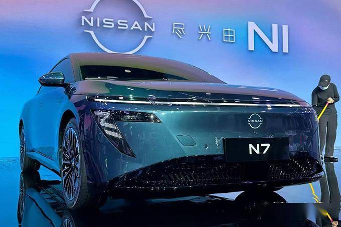 日产全新纯电轿车N7亮相：搭载高通8295P芯片，挑战比亚迪汉EV！_搜狐汽车_搜狐网
