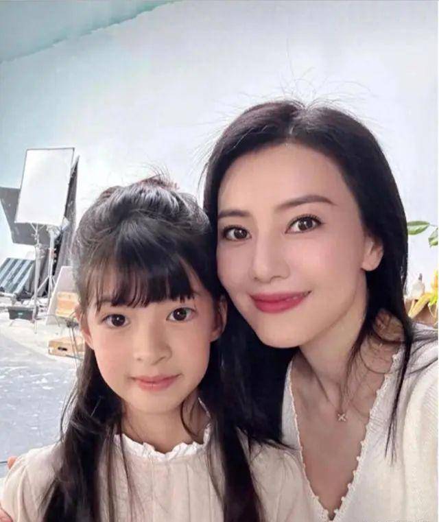 高圆圆台北度假，“母女同框”美翻全网，赵又廷女儿到底是谁？_Rhea_明星_画面