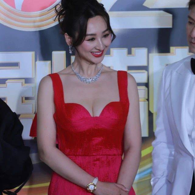 TVB花旦小生现身内地国剧盛典！打扮隆重与内地明星同场争艳！_黄宗泽_胡定欣_杨茜尧