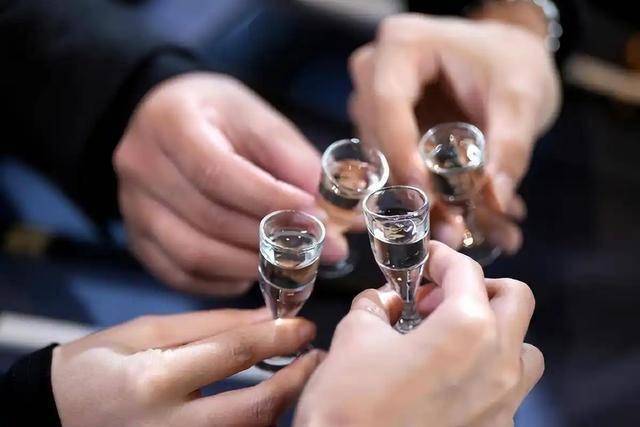 总有人以为少量饮酒无碍健康,实则不然,研究证实喝一滴酒都有害酒精身体细胞
