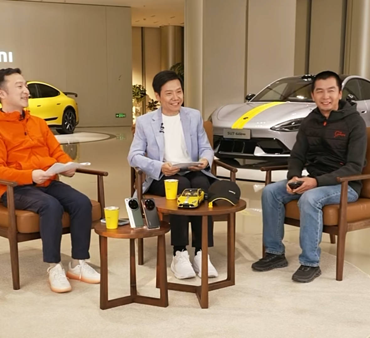 没穿皮衣的雷军直播谈SU7 Ultra：首批交付车主过半买过BBA_小米_年销量_市场