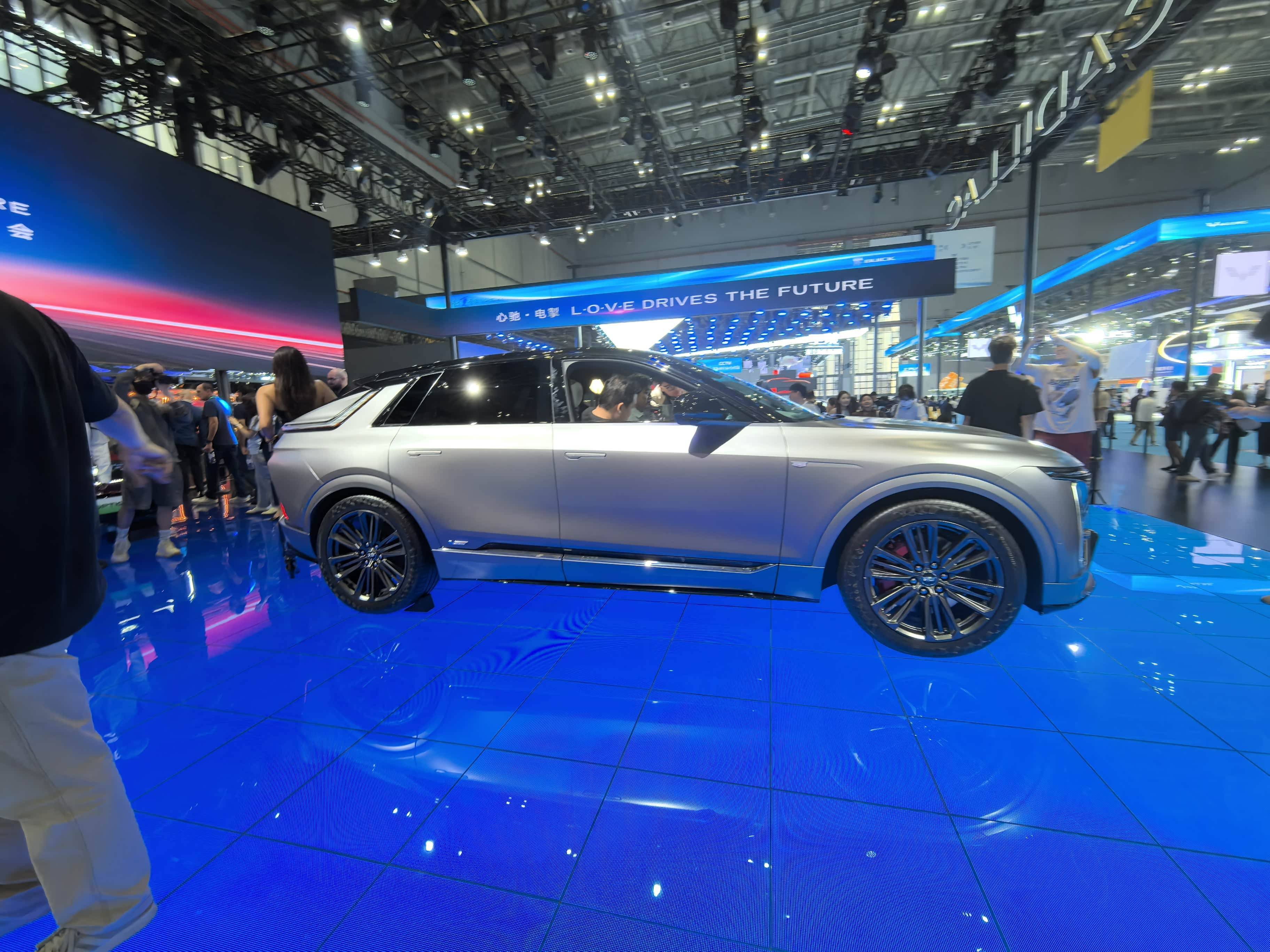 2025上海车展看点：凯迪拉克V系列纯电LYRIQ-V及多款新车震撼登场_搜狐汽车_搜狐网